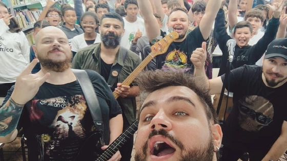 Chicken Rocket realiza apresentação a estudantes de escola de Andradas