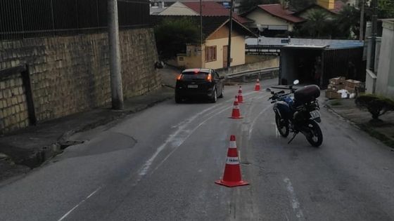 Rua Gustavo Halfpap está liberada para o trânsito em meia pista
