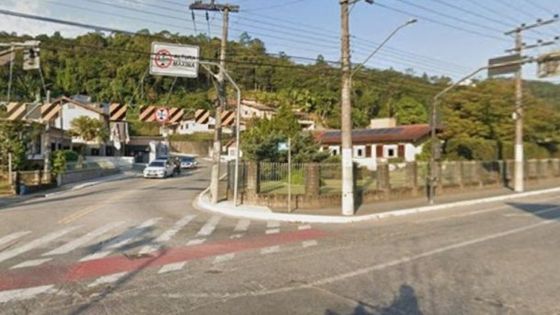 Obras interditam rua Gustavo Halfpap no sentido Primeiro de Maio