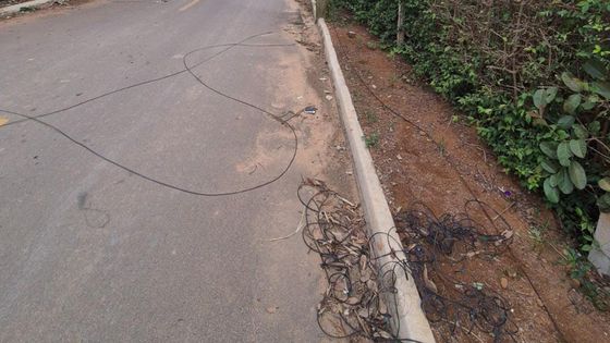 Descarte irregular de cabos de internet leva risco a quem trafega no Cururu
