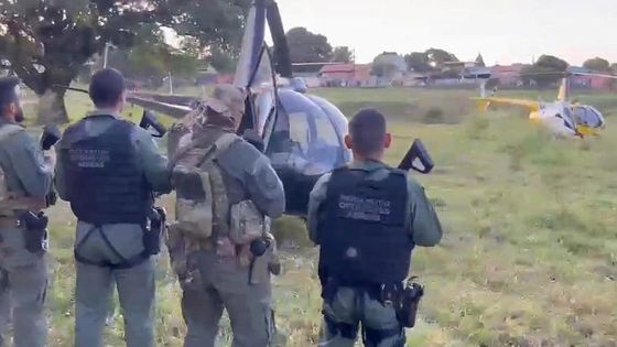 Helicóptero Falcão da PM ajuda PF a interceptar aeronave com 243 kg de cocaína