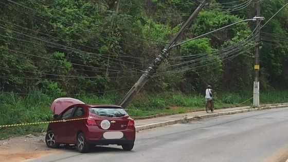 Idoso bate o carro em poste em Timóteo