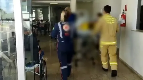 Mulher chega ao hospital com faca cravada na barriga após briga familiar