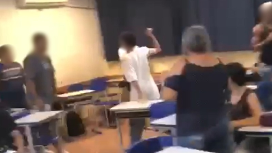 Adolescente esfaqueia dois colegas em sala de aula durante briga