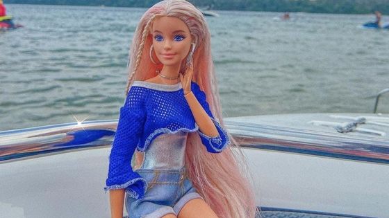 Adolescente cria redes sociais para Barbie e ganha milhares de seguidores