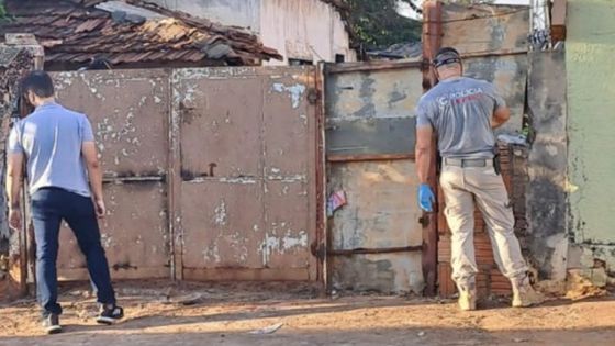 Polícia Civil encontra corpo enterrado em quintal de casa abandonada