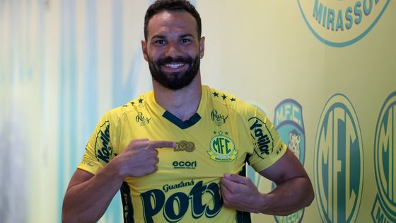 Leão apresenta Edson Carioca como reforço para o ataque na Série A