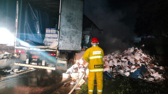 Carreta carregada com papel sulfite pega fogo, destrói veículo e ...