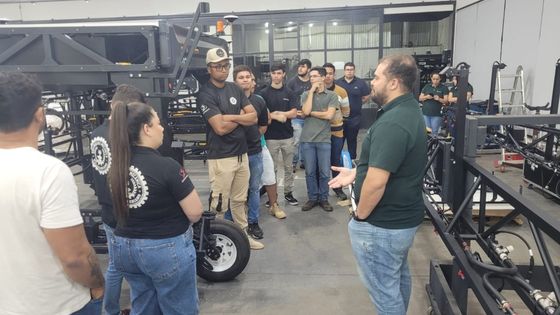 Alunos de Engenharias e Administração conhecem produção do robô Solix