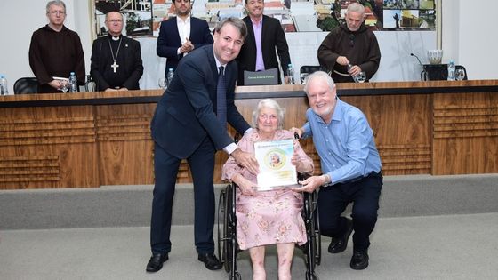 Maria Candida Virgilio Galli recebe Medalha Centenária