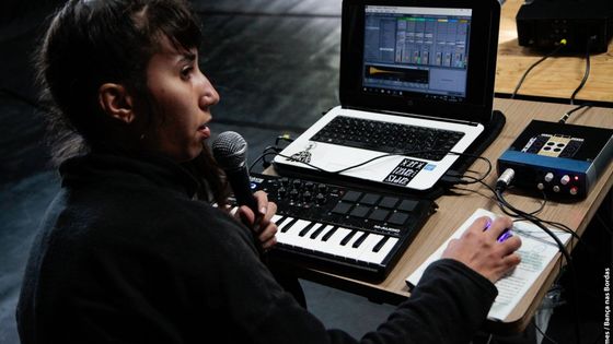 Cantora Aghata ensina a produzir beats e faz show gratuito no Sesc Registro