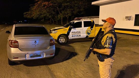 Jovem sem CNH é preso com carro roubado e placas frias em Cruzeiro do Oeste
