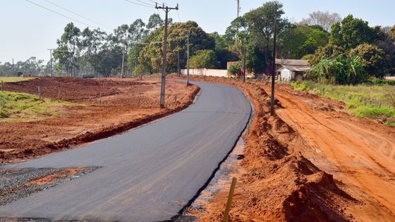 Prefeitura de Umuarama acelera pavimentação na estrada rural que liga a ...