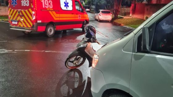 Carro e moto colidem na Avenida dos Ferroviários em Porto União