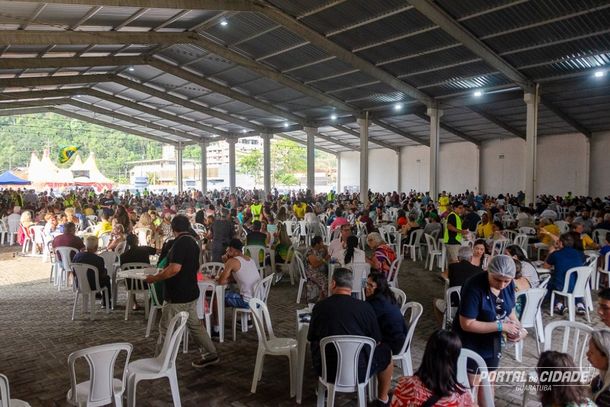 Pastor Sandro Rocha celebra aniversário com pessoas de todo o país