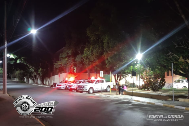 Ação da PM resulta em apreensão de drogas na porta da escola Benjamin ...