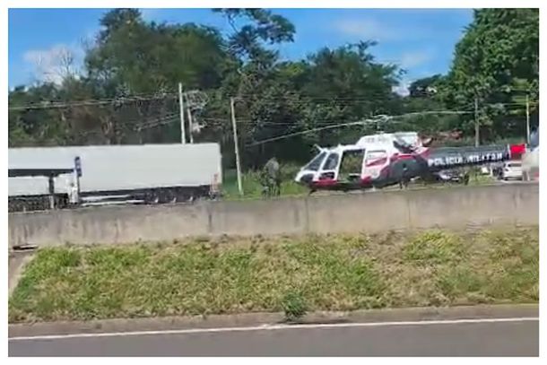 VÍDEO: Grave acidente deixa vítima ferida e interdita a Fernão Dias em Atibaia