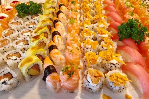 Sushi no seu almoço: Seisan Restaurante tem buffet por kg de pratos ...