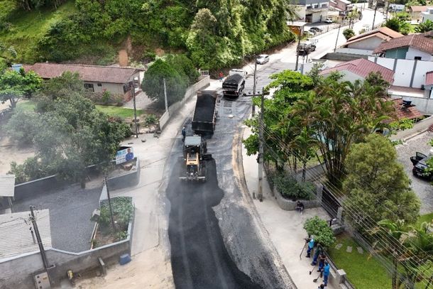 Serviços de recapeamento asfáltico tem início na rua Arnoldo Ristow, no ...