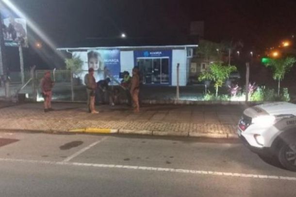 Mulher é jogada de carro em movimento pelo próprio companheiro no Alto Vale