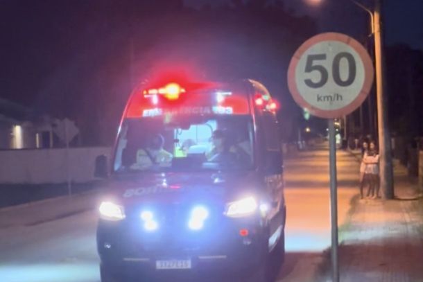 Motociclista perde direção em curva e colide em placa e poste, em Guabiruba
