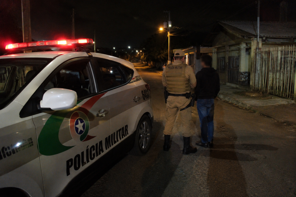Homem é abordado após sair de ponto suspeito no Campo da Água Verde