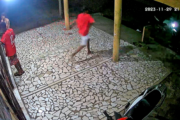 Bandido armado é flagrado assaltando casal e levando uma motocicleta no ...