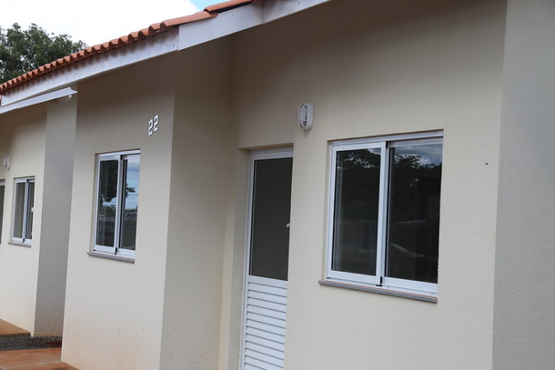 Famílias ocupam casas inacabadas e recebem ordem para sair em 48 horas