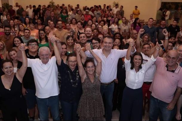 Fernanda Monteiro é anunciada como pré-candidata em reunião com 8 partidos