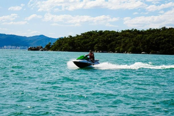 Porto Belo exige cadastro de empresas para aluguel de jet ski nas praias