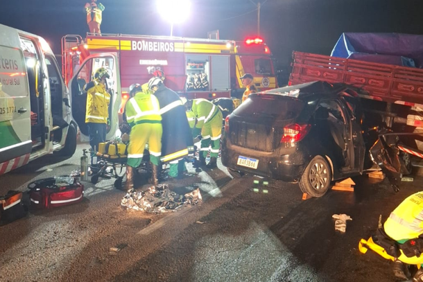 Motorista fica preso ás ferragens em grave acidente na BR-101 em Porto Belo