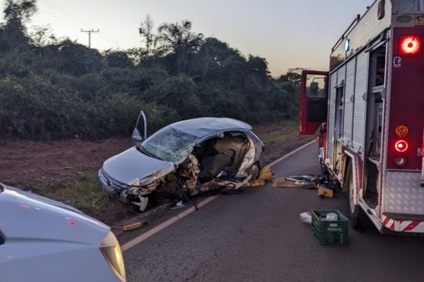 Motorista fica gravemente ferido em batida entre carro e ônibus na PR-218