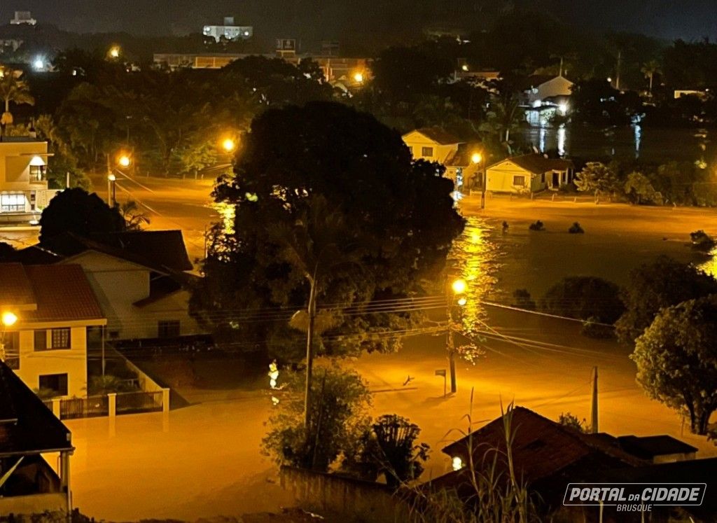 Ruas de diversos bairros de Brusque estão alagadas