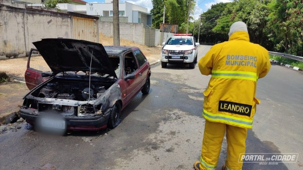 Carro pega fogo e fica destruído em via pública na região central