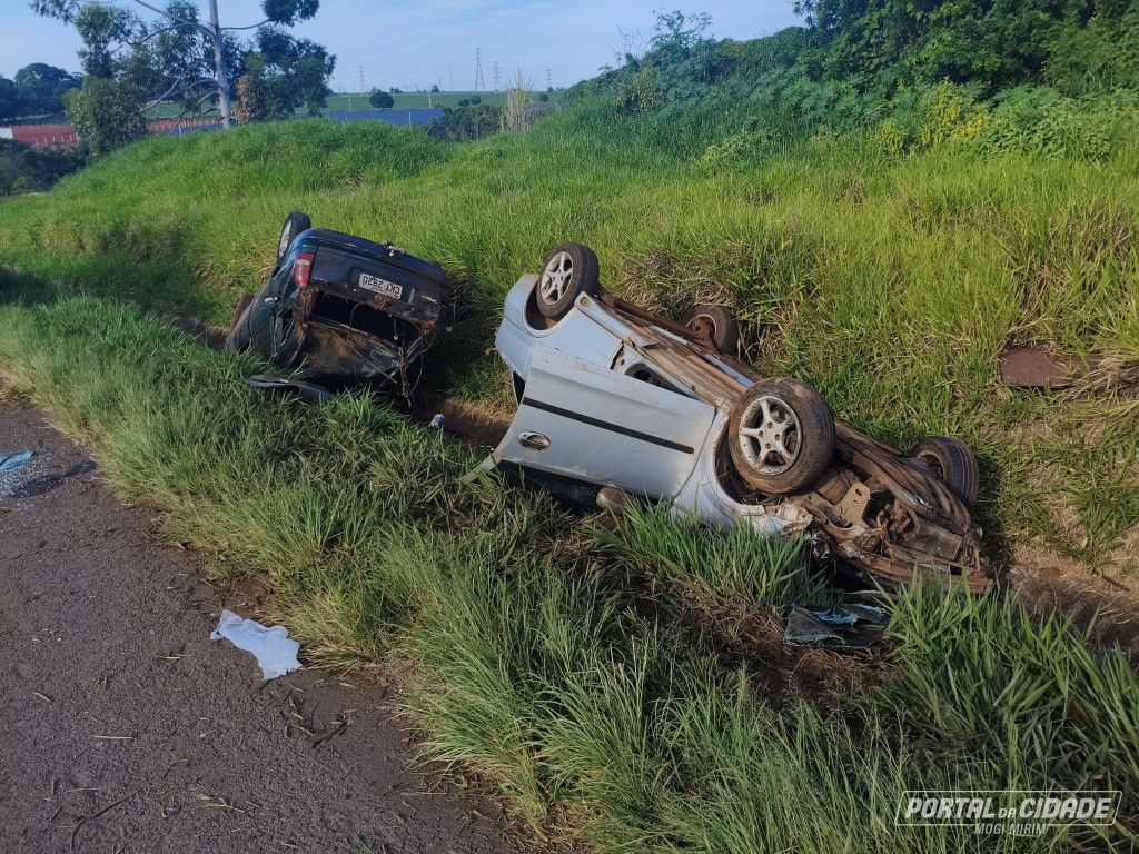 Dois homens ficam feridos em colisão e capotamento na SP-340
