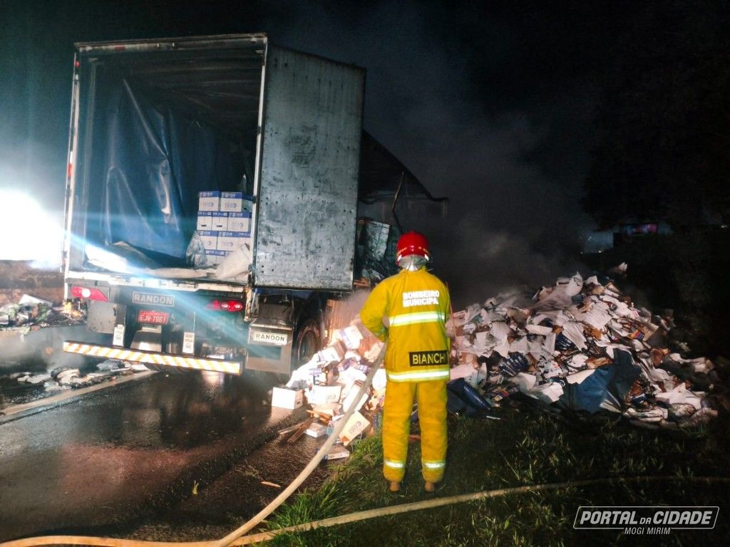 Carreta carregada com papel sulfite pega fogo, destrói veículo e ...