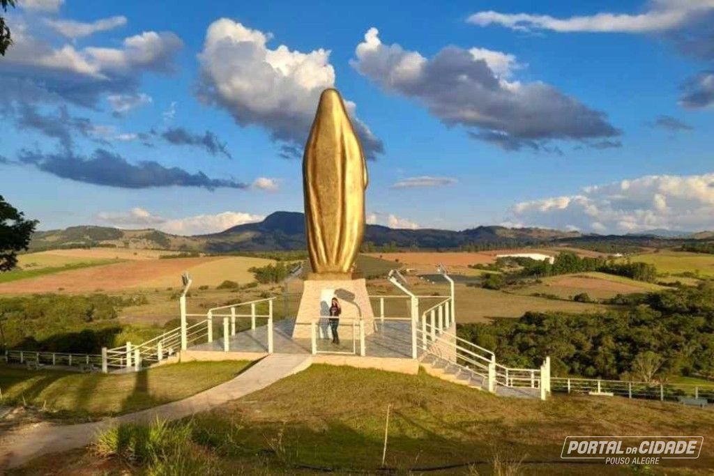 Devotos celebram Santa Sara Kali, protetora da fertilidade e dos povos ciganos