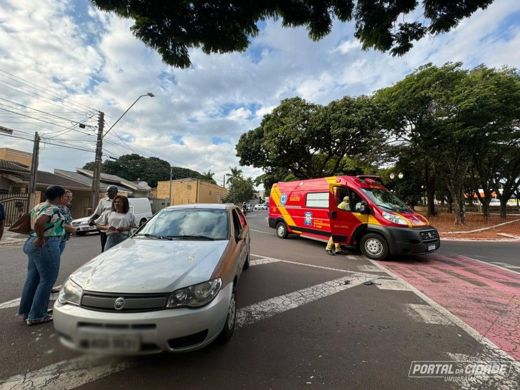 Batida entre carro e moto deixa mulher de 22 anos ferida em Umuarama