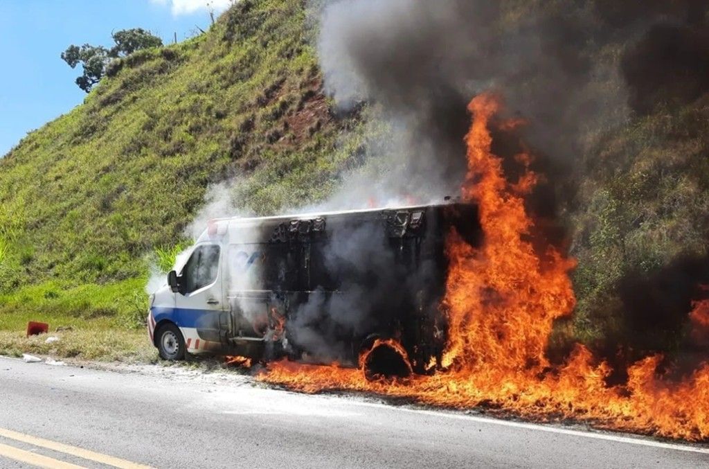 Ambulância da EPR Sul de Minas pega fogo e fica destruída na MG-290