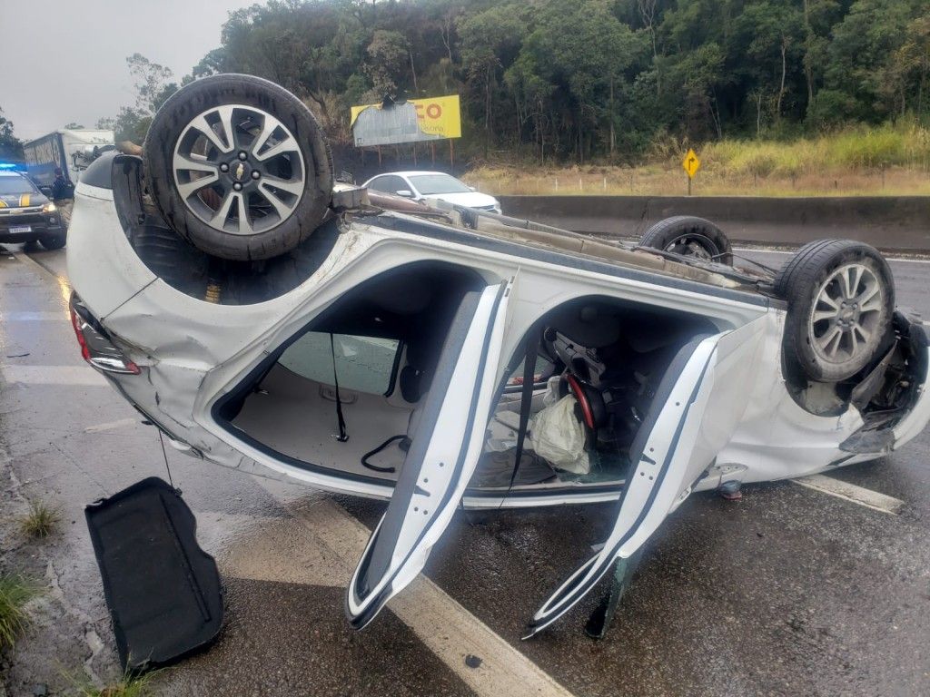 Acidente na Fernão Dias: Onix capota e deixa pai e filha feridos