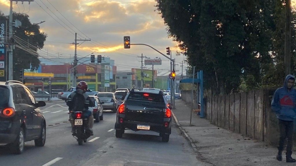 Desordem no trânsito: falha no farol da colibri em Atibaia provoca caos