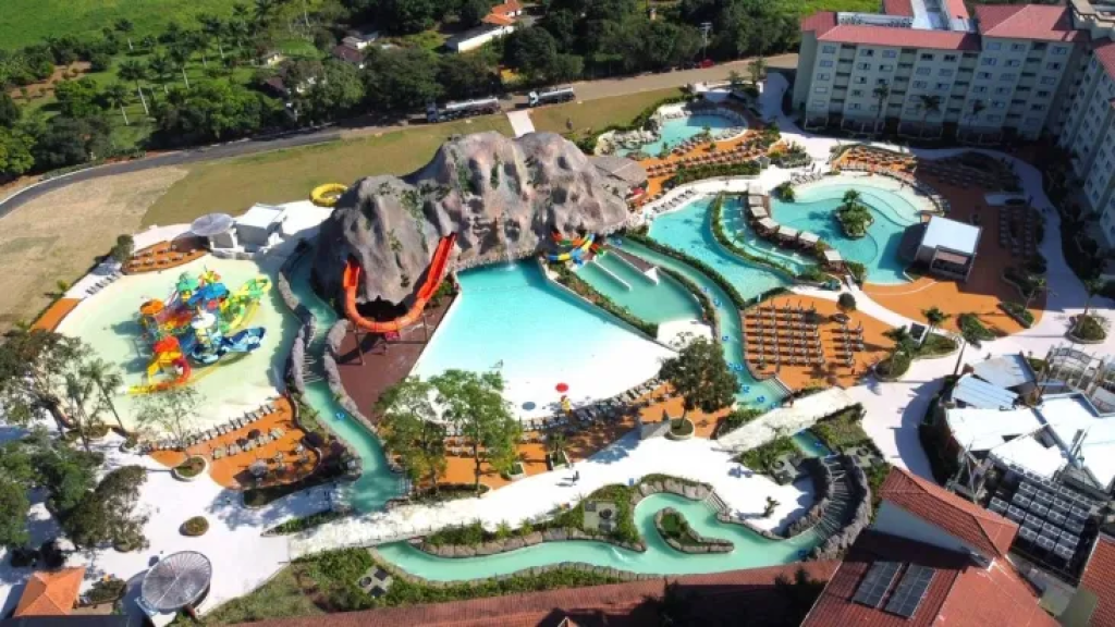 Resort de Atibaia ganha nova área de lazer com montanha-russa aquática