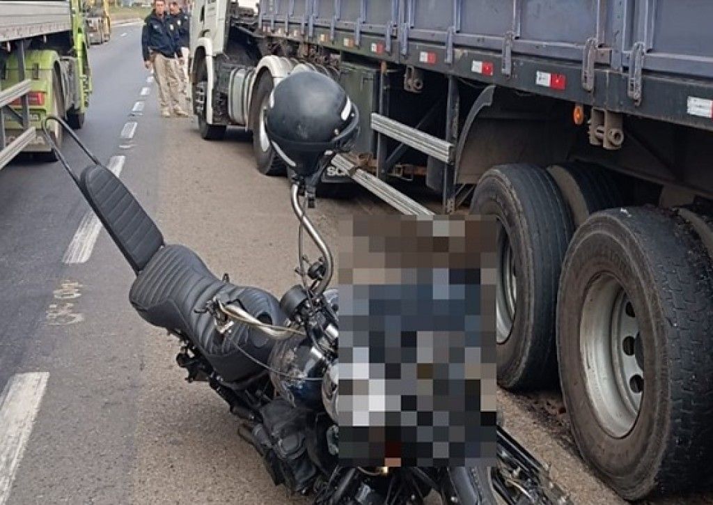 Motociclista morre em grave acidente com carreta na Fernão Dias, em Atibaia