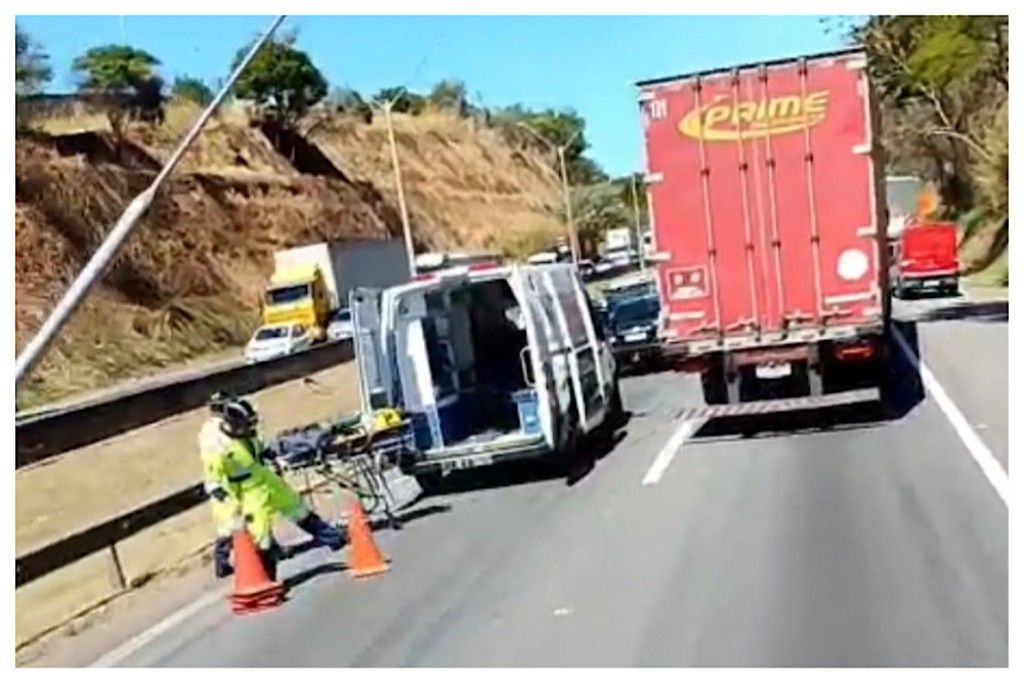 Acidente com 3 veículos deixa vítima ferida na Fernão Dias em Atibaia