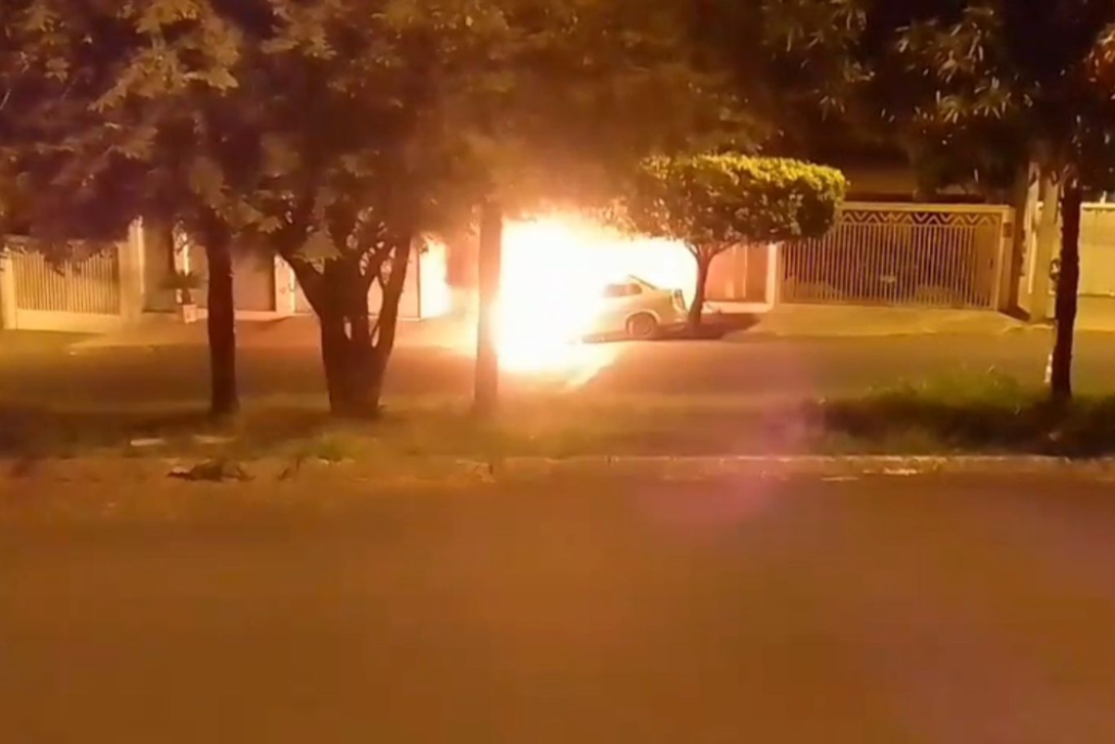 Carro é destruído por incêndio durante a madrugada em Bady Bassitt