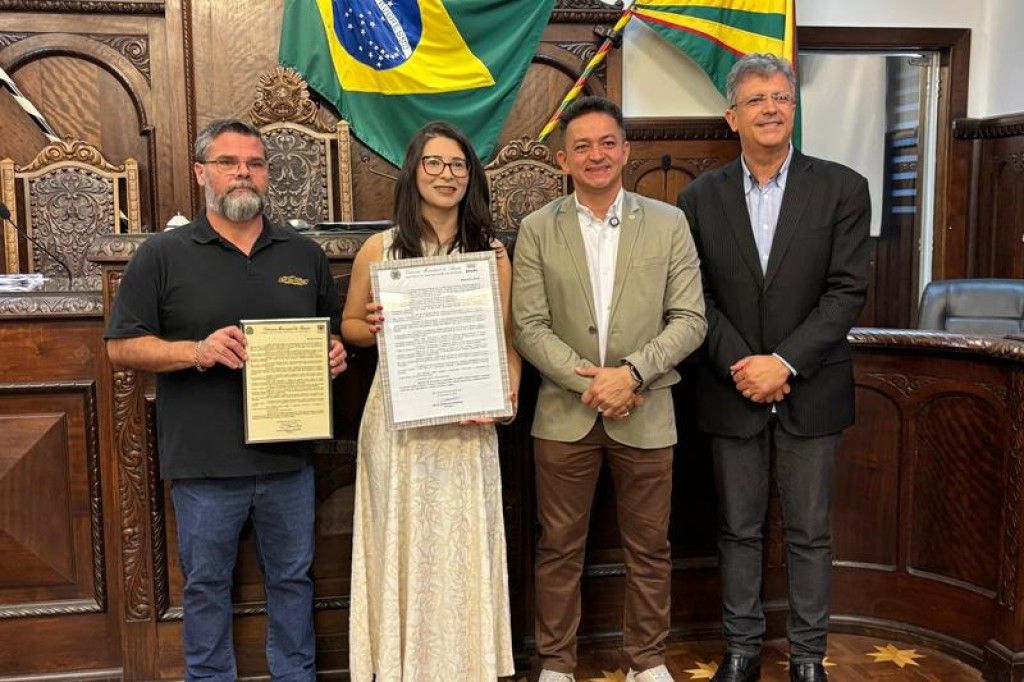 Paloma Ramos de Souza Christi recebe homenagem do vereador Cabo Helinho