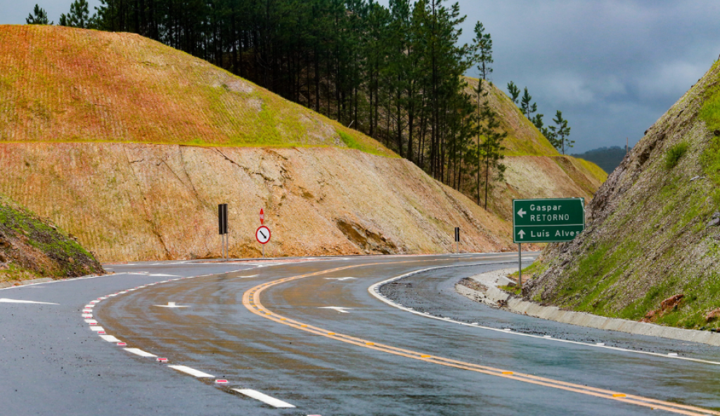 Trecho da BR-470 sofre alteração no trânsito por conta das obras na rodovia