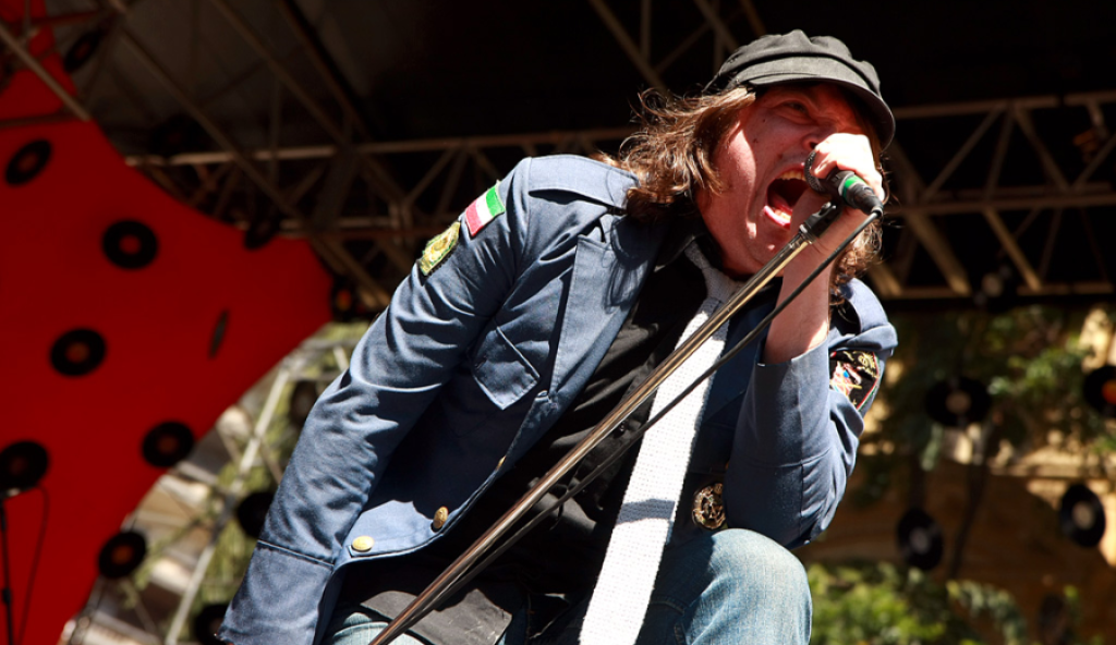 Beto Bruno e banda The Crown se apresentam em Blumenau neste sábado