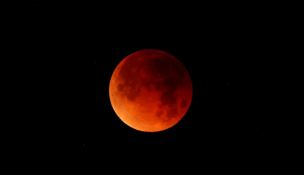 Saiba como acompanhar o eclipse total da Lua que acontece na madrugada de sexta