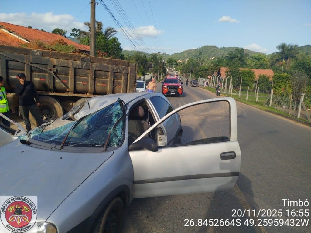 Acidente entre carro e caminhão deixa uma mulher ferida em Timbó
